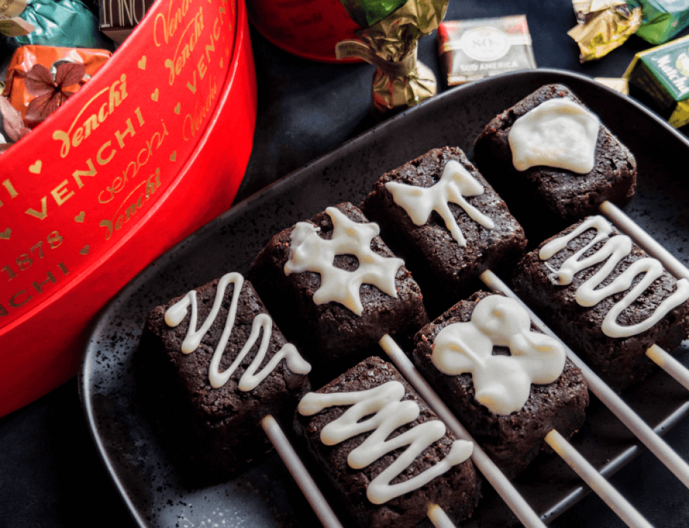 3 Easy Ways to Decorate Brownies - Baking Made Simple by Bakeomaniac